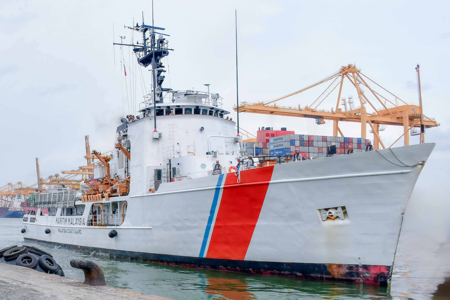 Malaysian Coast Guard Ship ‘KM BENDAHARA’ arrives in Colombo - Buzzer
